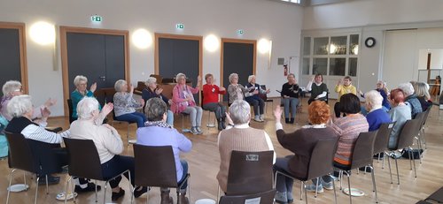 Tänze im Sitzen - für Körper und Geist | Deutscher Evangelischer ...